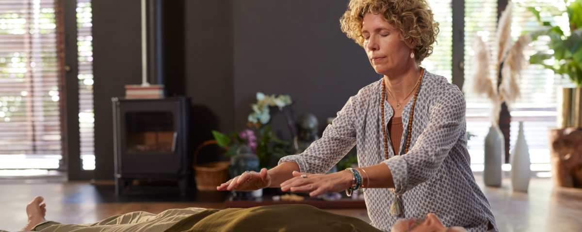 Reiki Explained: Your Complete Guide to Energy Healing – Cozy Alchemy
